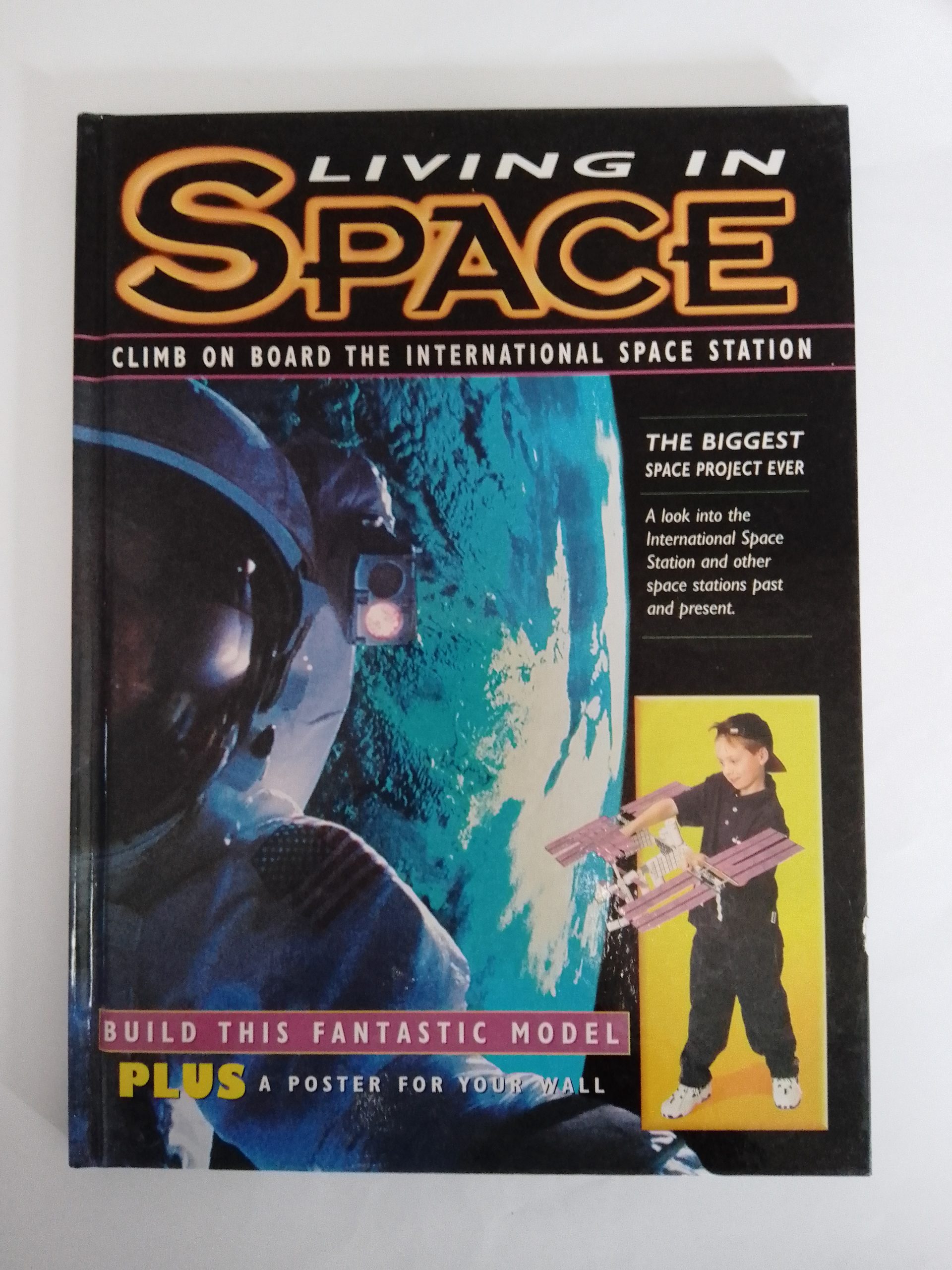 Living in Space Hardcover – Space station 2000 – RPMworld